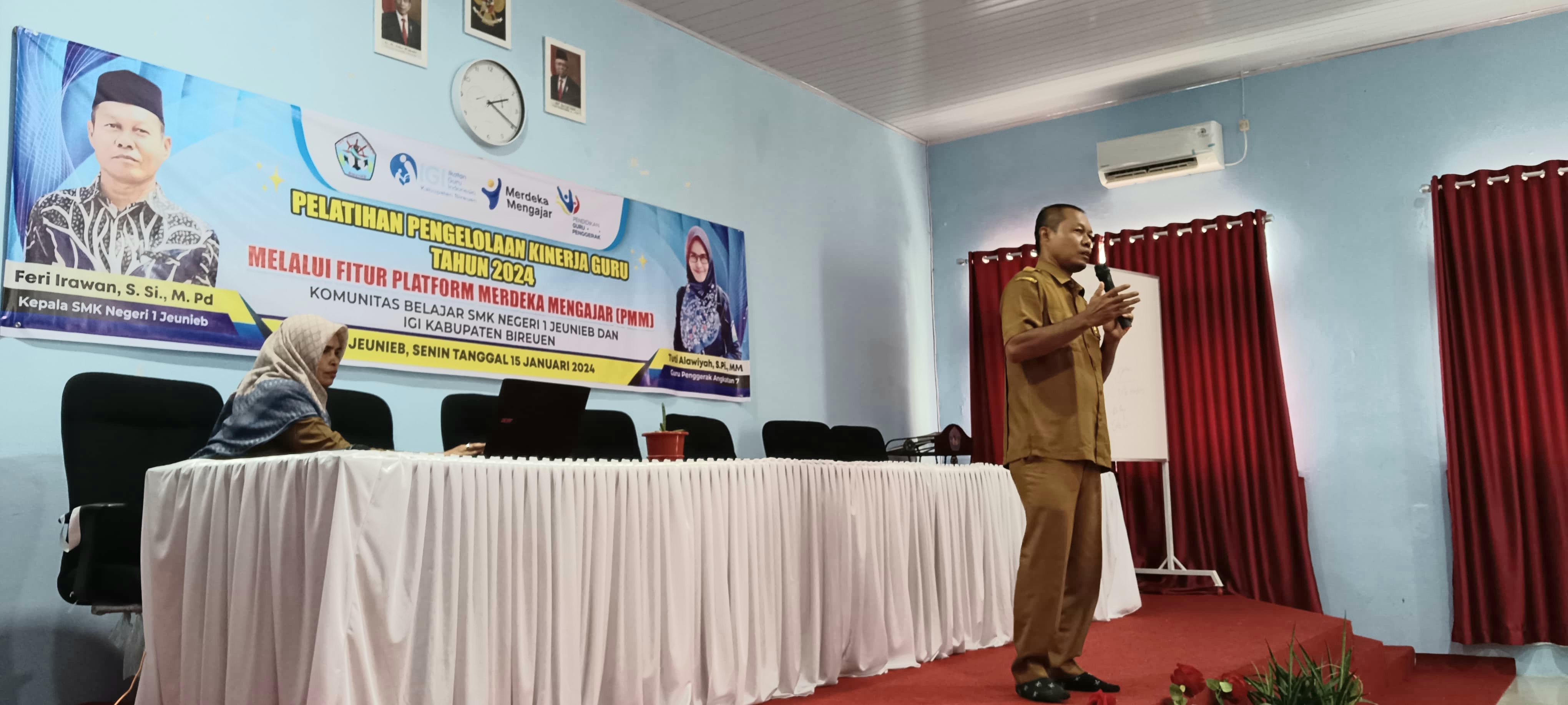 SMKN 1 Jeunieb Gelar Pelatihan Pengelolaan Kinerja Guru di PMM - Daerah - THE JURNAL - Berita ...