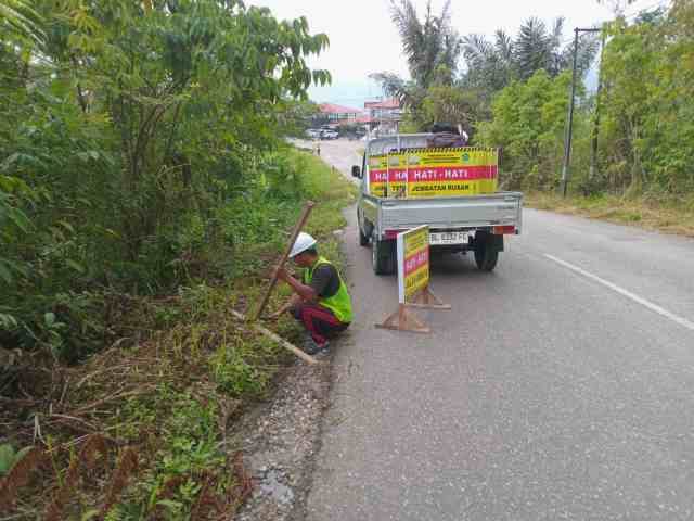 Dinas PUPR Aceh Pasang Rambu dan Police Line di Jalur Krueng Geukuh ...