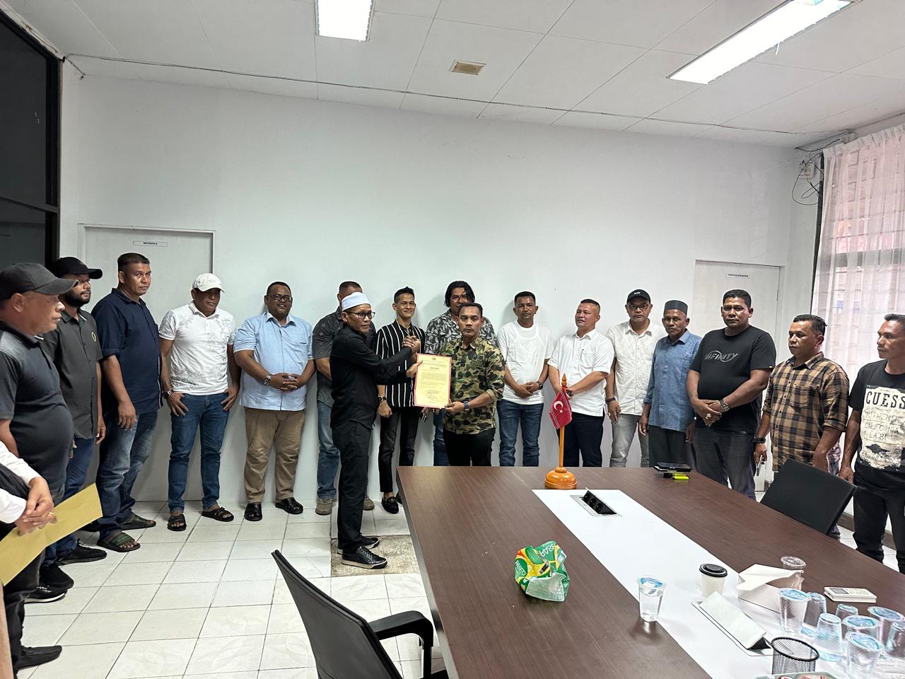 Abu Len Serahkan SK Panglima Muda Daerah III kepada Chambet - Daerah ...